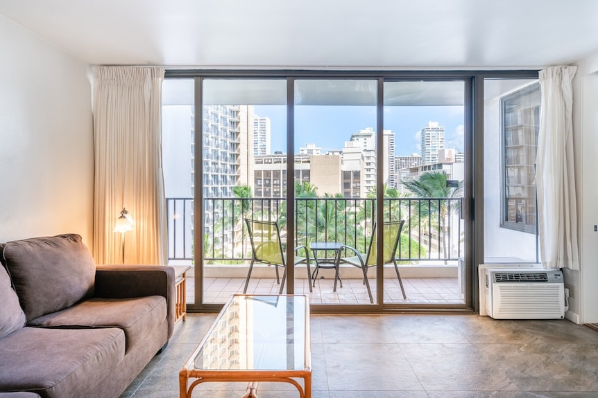 Light & Airy 8th Floor Ocean View Condo With Lanai And Free Parking! - Honolulu