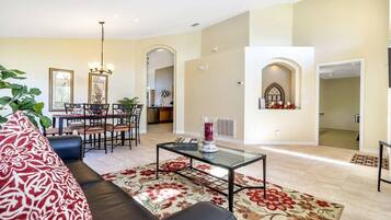 TV, console de videogame, pebolim