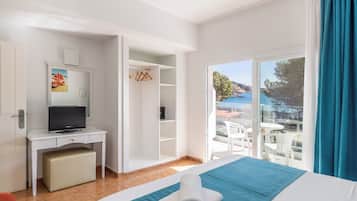 Quarto família, sacada, vista para o mar | Frigobar, escrivaninha, cortinas blackout, Wi-Fi de cortesia