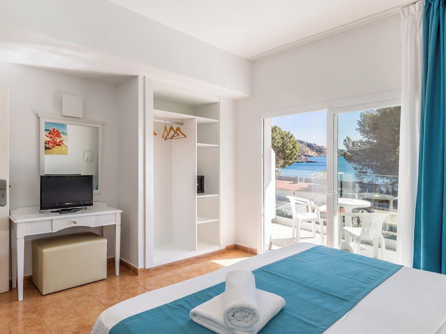 Quarto Familiar, varanda, vista para o mar | Minibar, secretária, cortinas/cortinados opacos, Wi-fi grátis