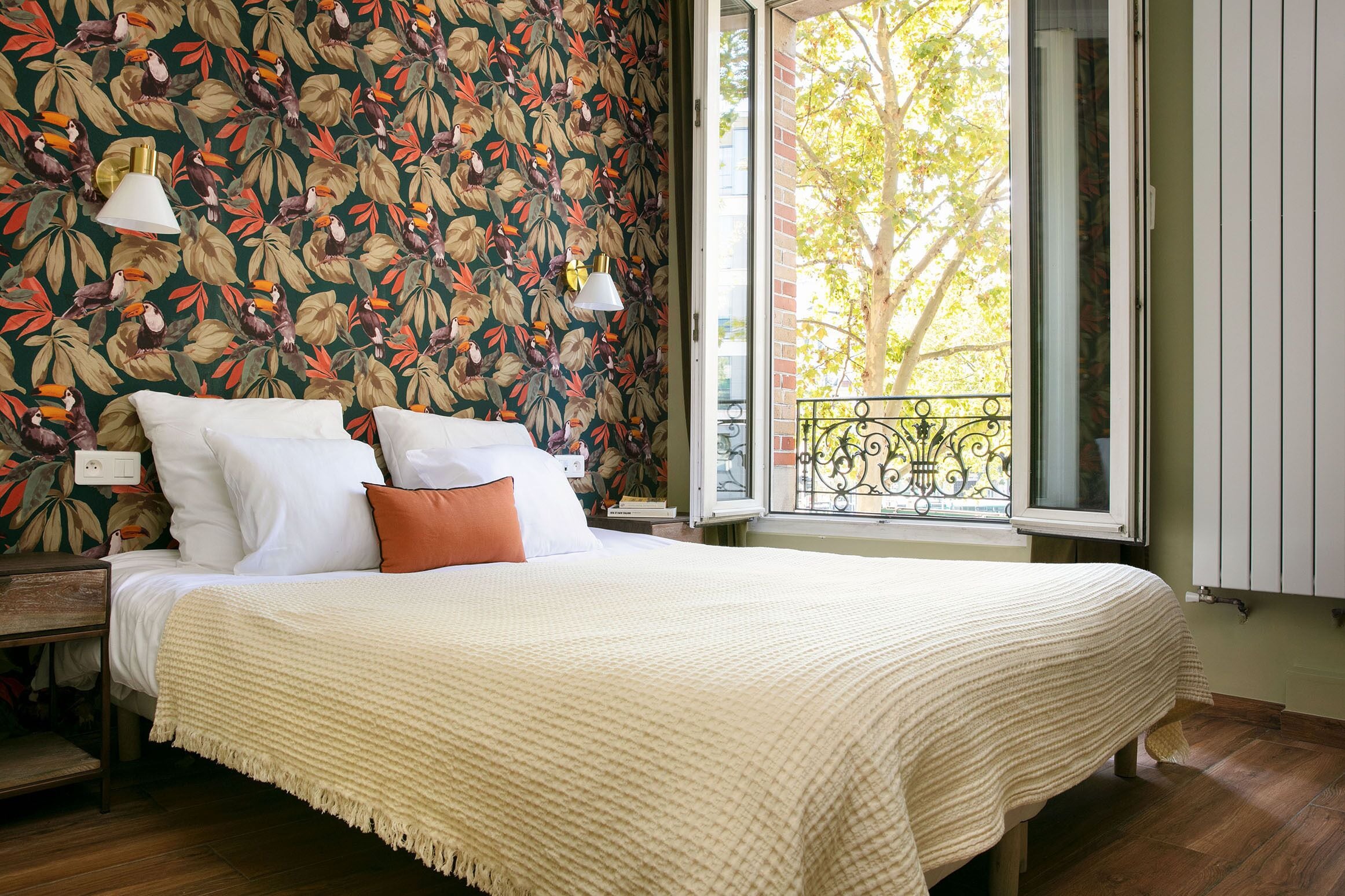 Quarto casal superior | Roupas de cama premium, escrivaninha, cortinas blackout