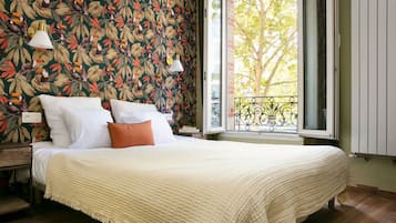 Quarto casal superior | Roupas de cama premium, escrivaninha, cortinas blackout