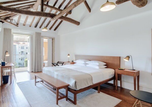 Quarto casal superior, sacada, vista para o jardim | Roupas de cama premium, cofres nos quartos, escrivaninha