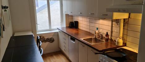 Fogão, lava-louças, torradeira, talheres/pratos/utensílios de cozinha