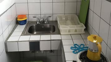 Estúdio Comfort | Cozinha privada | Um frigorífico no espaço comum