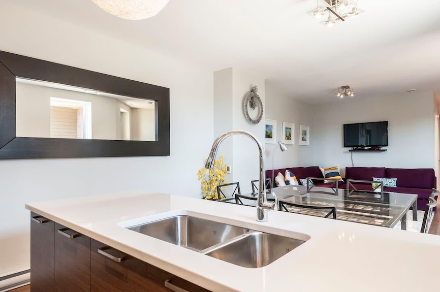 Le Sky : Spacious Apartment In The Heart Of The Plateau With Private Deck - Montreal