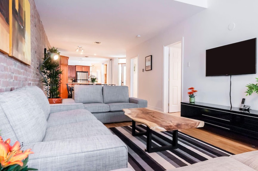 Le Metro : Unbeatable Location On Mt-royal Avenue + 2 Terraces - Montreal