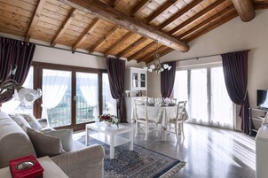 Apartamento Deluxe, 1 quarto, vista para a colina (La Terrazza) | Cozinha privada | Um frigorífico, um micro-ondas, uma placa de cozinha 