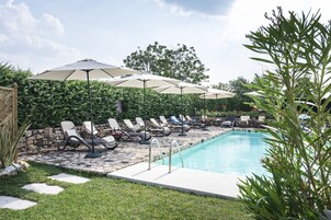 Piscina externa sazonal, funciona das 9h às 19h, guarda-sóis