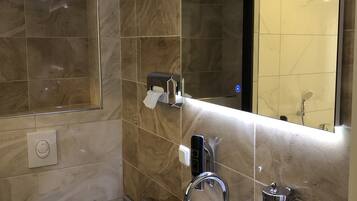 Um secador de cabelo, toalhas fornecidas, sabão, champô