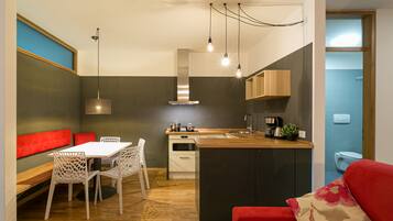Apartamento Exclusivo, 2 quartos (incl. cleaning fee and city tax) | Cozinha privada | Um frigorífico/congelador grande, um micro-ondas, uma placa de cozinha