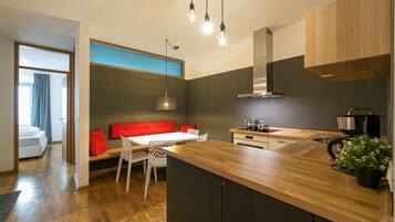Apartamento Exclusivo, 2 quartos (incl. cleaning fee and city tax) | Cozinha privada | Um frigorífico/congelador grande, um micro-ondas, uma placa de cozinha