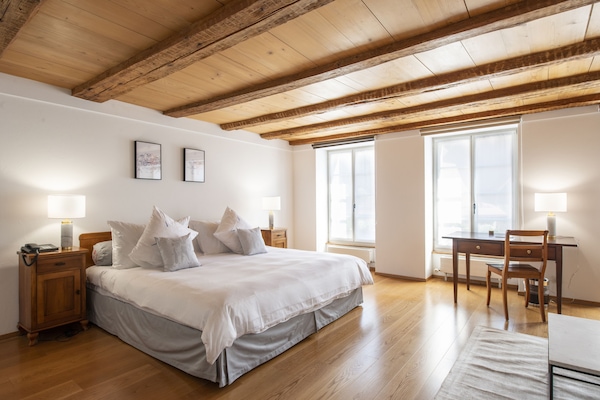 Quarto casal luxo | Frigobar (abastecido com itens grátis), cofres nos quartos, escrivaninha