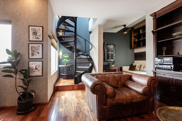 Apartamento Deluxe | Sala de estar | Televisor