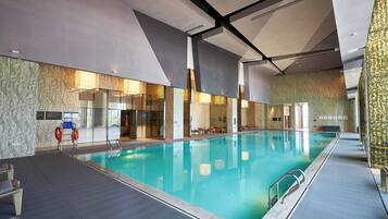 Piscina interior, espreguiçadeiras
