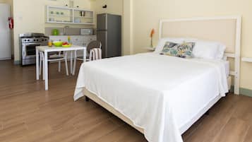 Quarto standard, vista para a piscina | Sala de estar | Smart TV, serviços de streaming