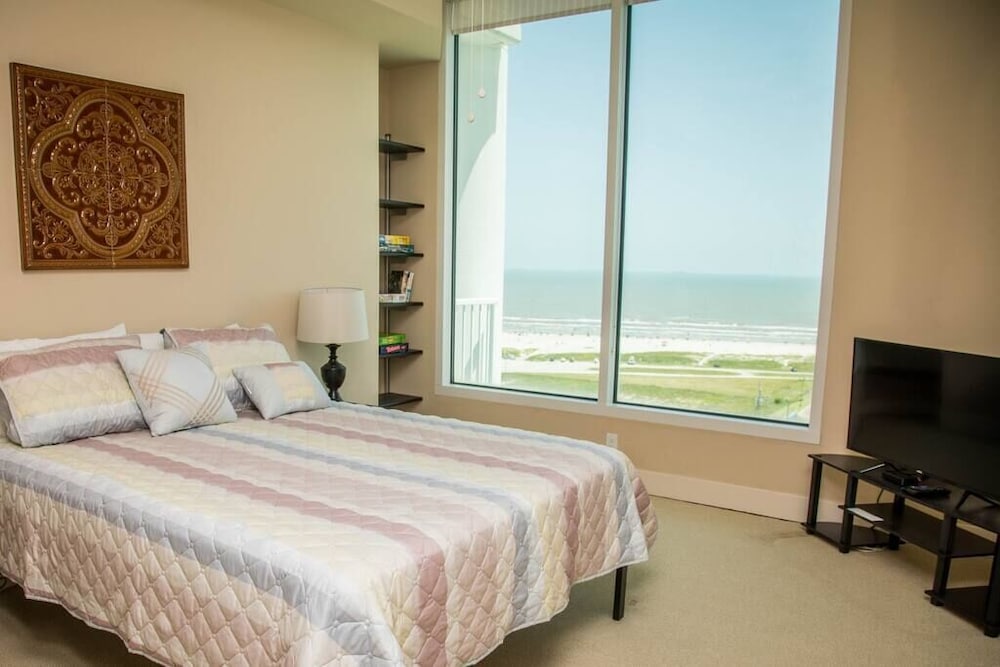 Luxury Resort-style Condo W/ Covered Garage - Texas City, TX