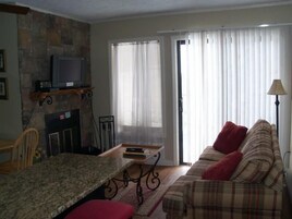 Condo, várias camas (112) | Sala de estar | TV