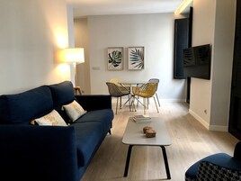 Apartamento superluxo | Área de estar | Smart TV 50 polegadas com canais a cabo, TV