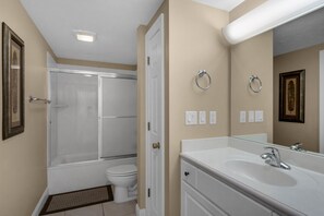 Apartamento em Condomínio Fechado, várias camas, acesso à piscina, vista para o oceano | Casa de banho | Toalhas fornecidas