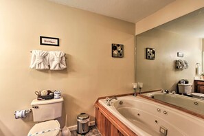 Chalé, várias camas, banheira de imersão, vista para a montanha | Banheiro | Toalhas de banho 