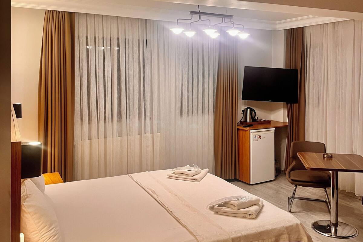 Quarto Triplo Económico | Lençóis italianos Frette, roupa de alta qualidade, secretária 