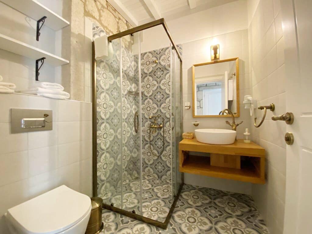 8 Numarali Deluxe Oda | Casa de banho | Um polibã, artigos de higiene pessoal grátis, um secador de cabelo 