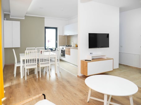 Apartamento família | Área de estar | TV de tela plana. Clement Apartments