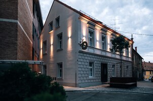 Fachada da propriedade à noite