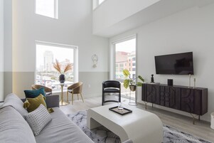 Apartamento, vista para a cidade | Área de estar | TV de tela plana 42 polegadas com canais digitais, TV, smart speakers