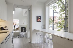 Apartamento, vista para a cidade | Opções para refeição no quarto