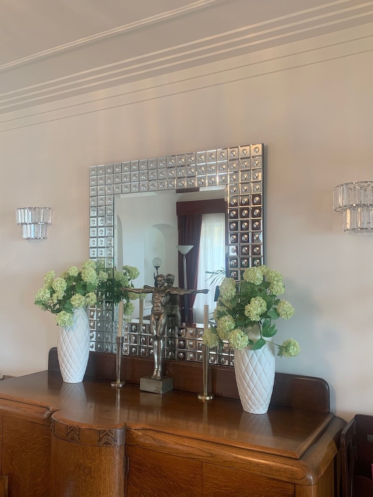 5 Double Bedroom Art Deco Villa By The Sea With A Hot Tub - Margate
