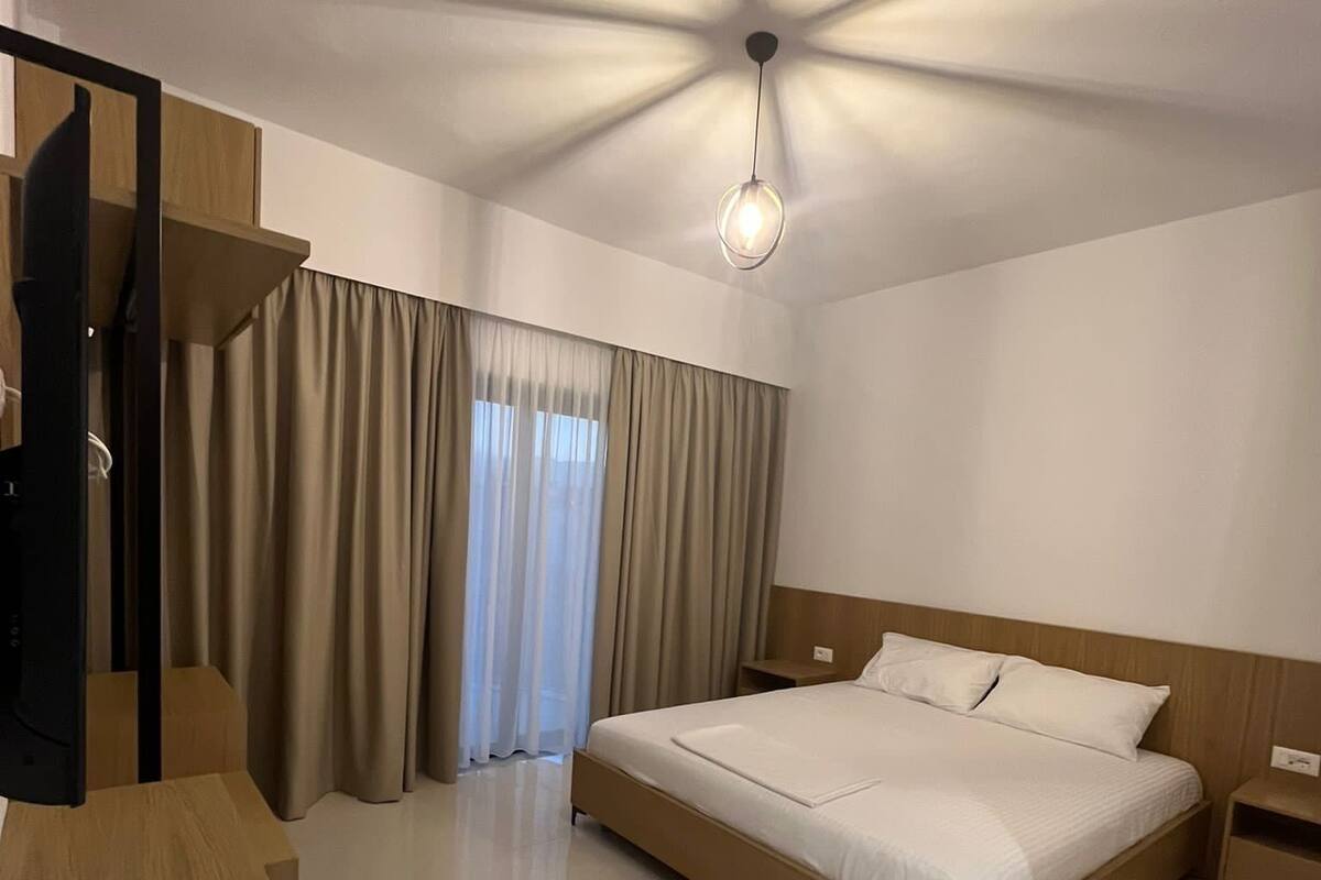 Quarto Duplo Deluxe, varanda | Roupa de alta qualidade, camas de colchão viscoelástico, secretária
