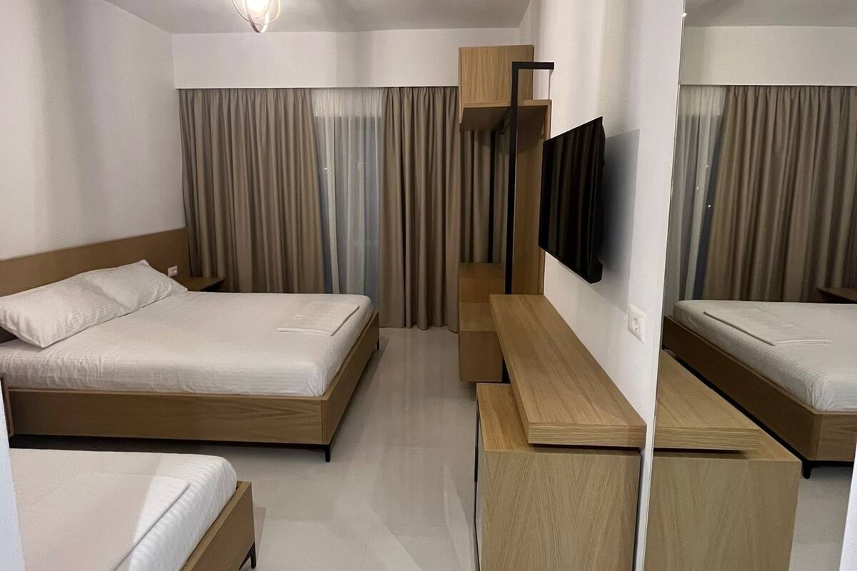 Quarto Triplo Superior | Roupa de alta qualidade, camas de colchão viscoelástico, secretária