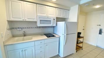Estúdio panorâmico, 1 cama King, cozinha, vista para o oceano | Cozinha privada | Geladeira, micro-ondas, cooktop, talheres/pratos/utensílios de cozinha