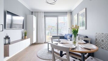 Apartamento (17 C) | Sala de estar | TV de ecrã plano 