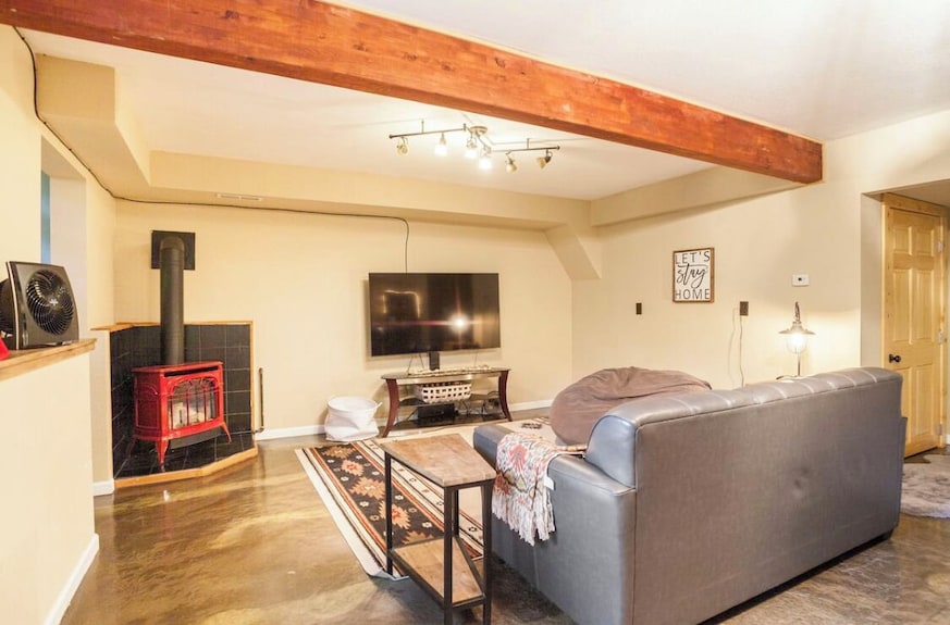 Moose Lodge Cabin , Chalet & Apartment , & 2 Hot Tubs ! Sleeps 23 - Alaska