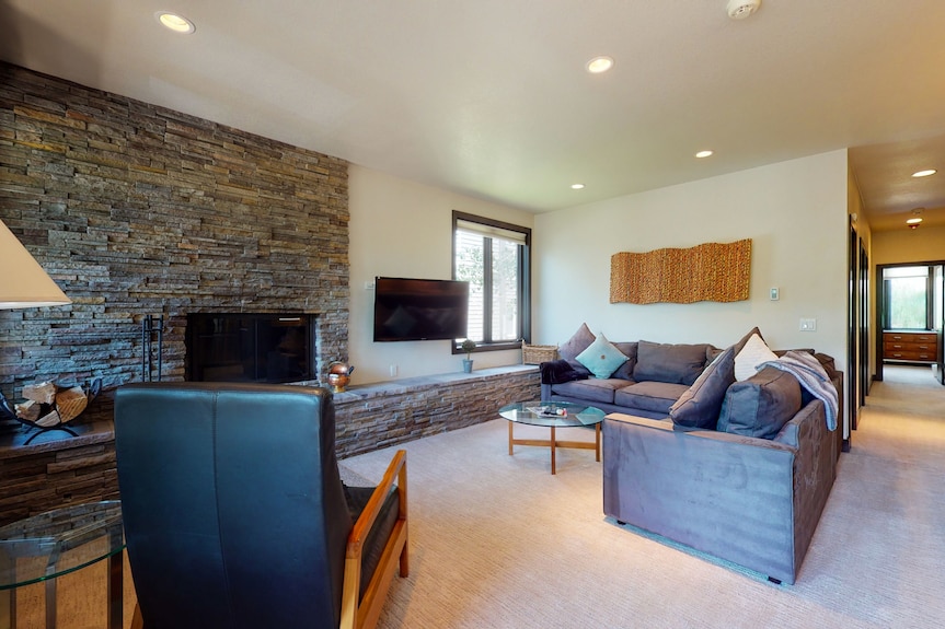 Modern And Sleek Condo W/shared Hot Tub And Outdoor Pool - Great Location - Vail, CO