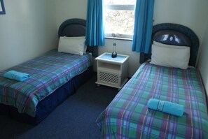 Apartamento, 3 quartos | Comodidades da casa de banho | Um polibã e uma banheira separados, toalhas fornecidas, sabão