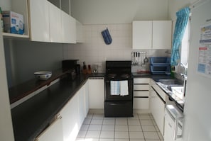 Apartamento, 3 quartos | Cozinha privada | Um frigorífico/congelador grande, um micro-ondas, um forno