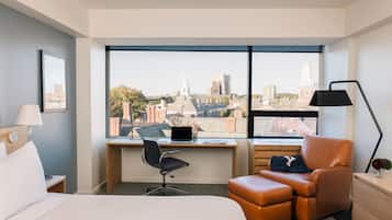 Quarto Superior, 1 cama king-size | Cofre com capacidade para portátil, secretária