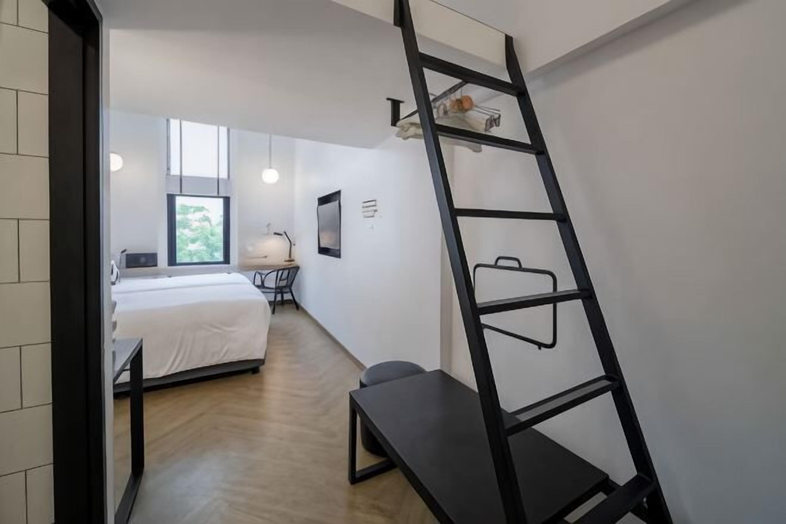 Cofres nos quartos, escrivaninha, quartos à prova de som