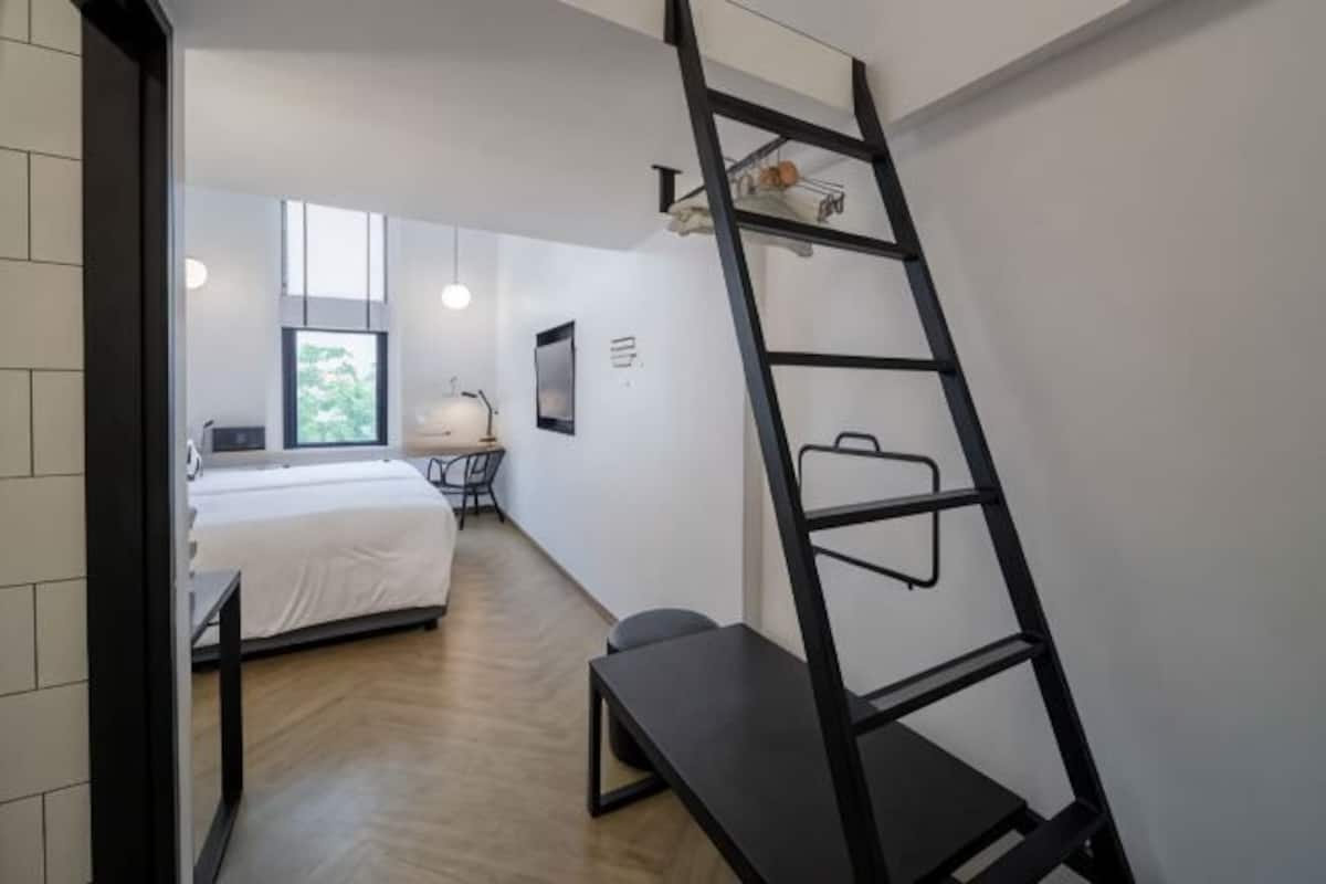 Cofres nos quartos, escrivaninha, quartos à prova de som