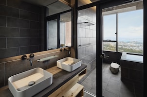 Suite, 2 quartos, não fumadores | Edredões de penas, minibar, cofre no quarto, quartos insonorizados