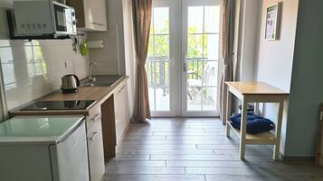 Apartamento, 1 quarto, terraço, vista para o jardim (B) | Cozinha privada | Um frigorífico, um micro-ondas, uma placa de cozinha