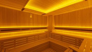 Uma sauna com bancos de madeira e teto inclinado.