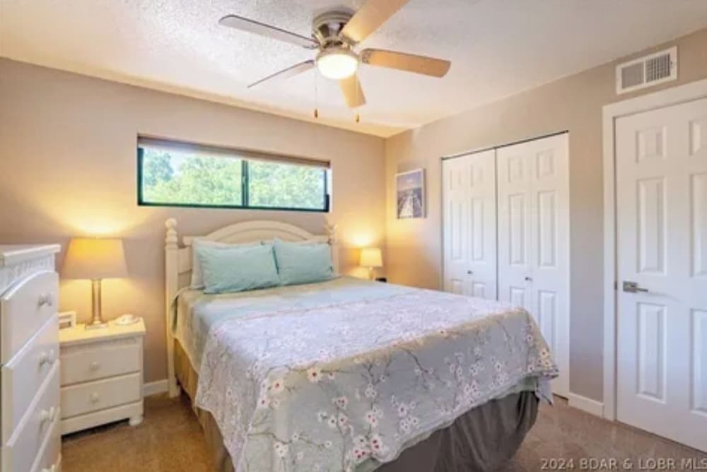 Quiet Lakefront Resort Super Clean Condo 1 Mile From Margaritaville. - Camdenton, MO
