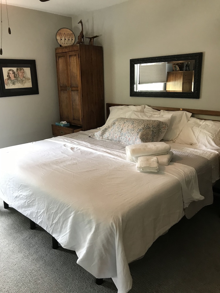 J & N Spacious & Cozy Home, Columbus Indiana - コロンバス, IN