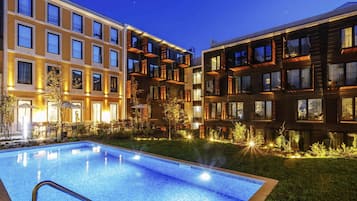 Piscina exterior, guarda-sóis, espreguiçadeiras