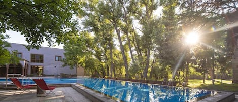 Piscina interna, espreguiçadeiras
